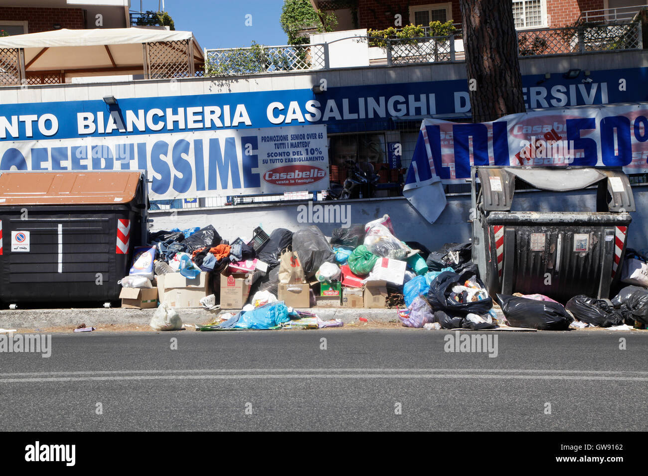 Garbage crisis in the street of Rome, Italy Stock Photo - Alamy