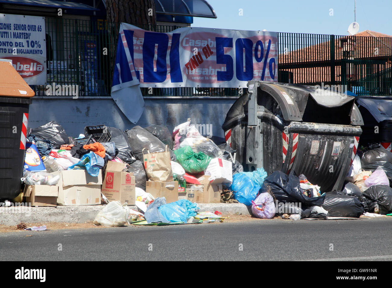 Garbage crisis in the street of Rome, Italy Stock Photo - Alamy