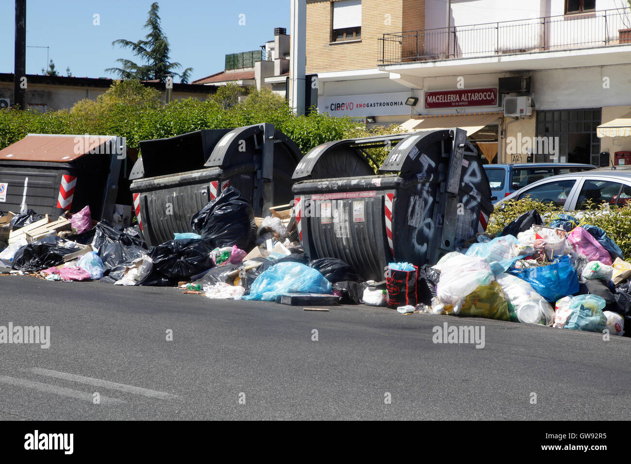 Garbage crisis in the street of Rome, Italy Stock Photo - Alamy