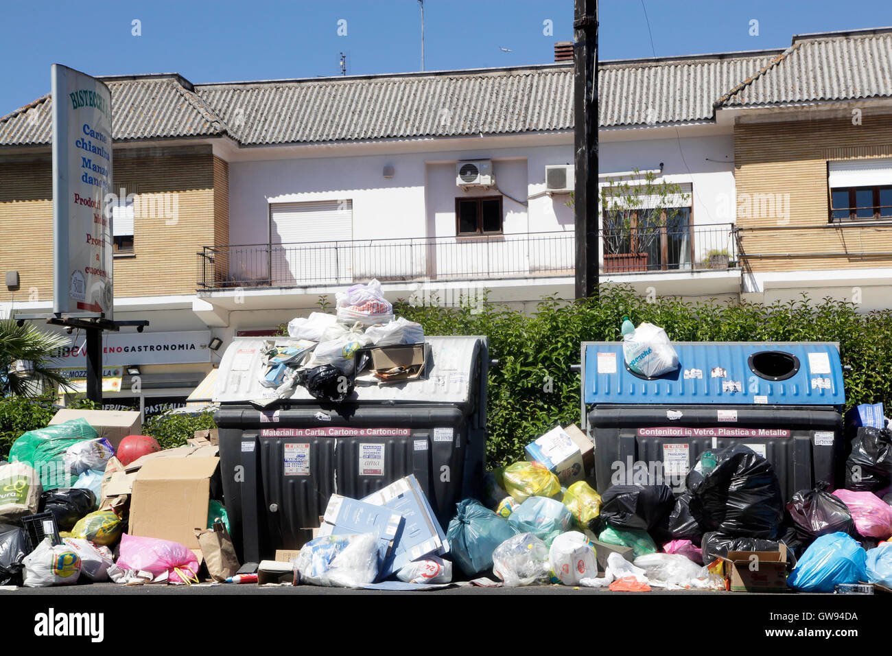 Rome garbage crisis hi-res stock photography and images - Alamy
