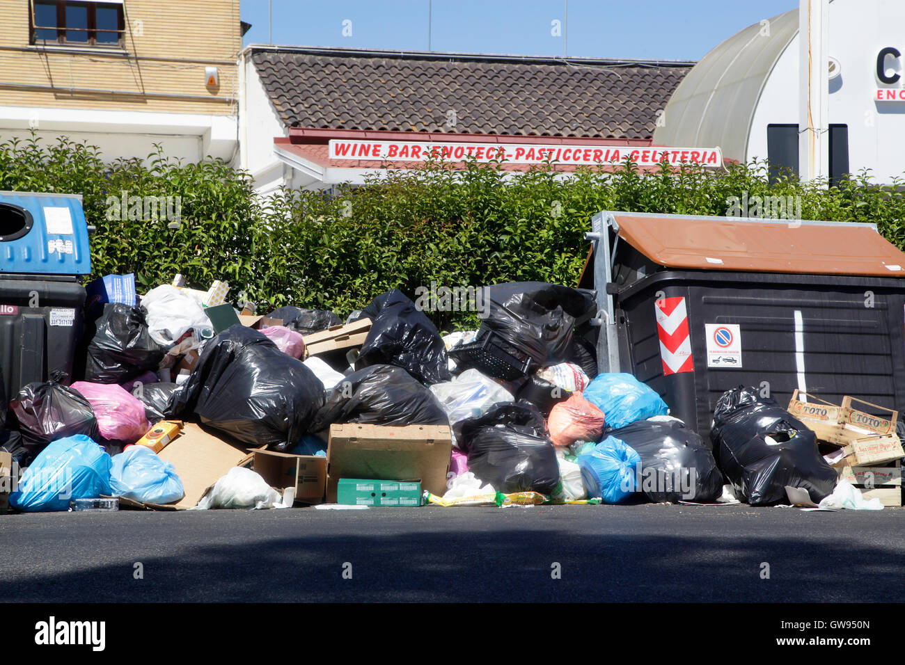 Garbage crisis in the street of Rome, Italy Stock Photo - Alamy