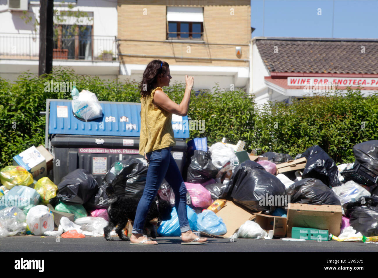 Rome rubbish hi-res stock photography and images - Alamy