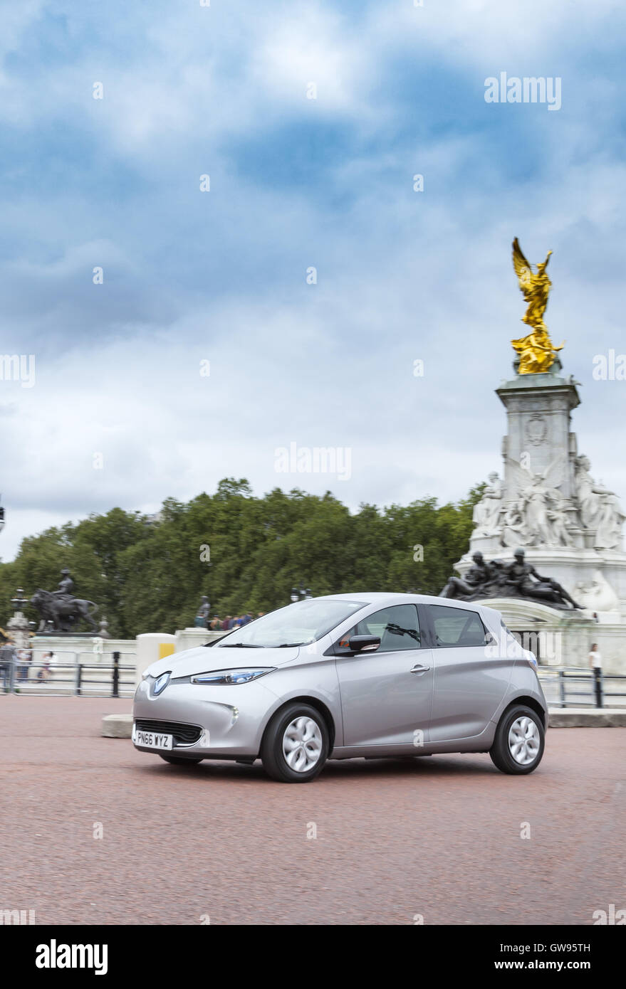 Car in city of london hi-res stock photography and images - Alamy