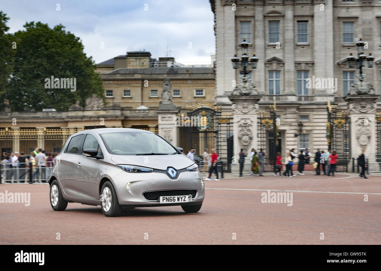 Car in city of london hi-res stock photography and images - Alamy