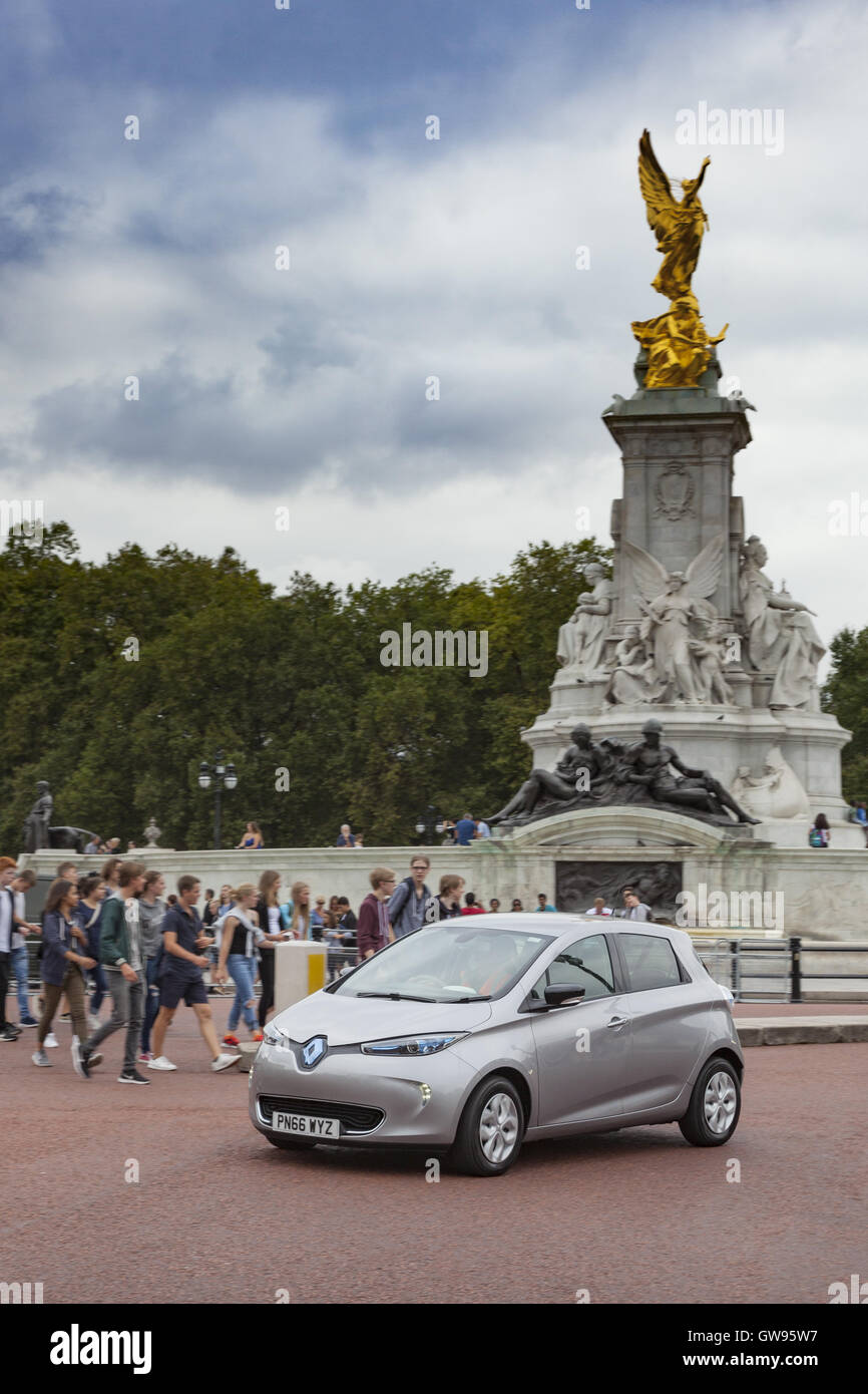 Car in city of london hi-res stock photography and images - Alamy