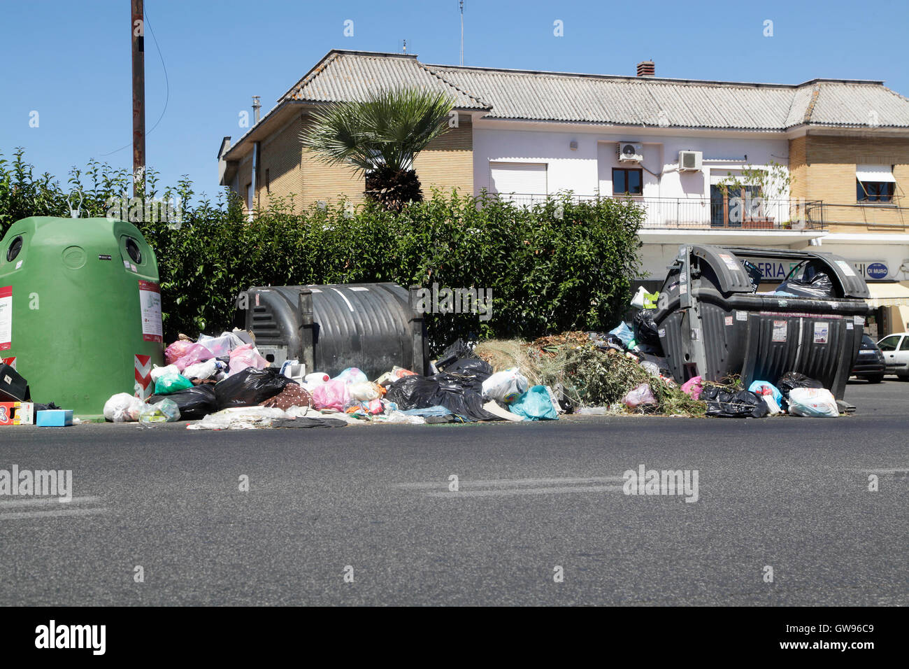 Garbage crisis in the street of Rome, Italy Stock Photo - Alamy