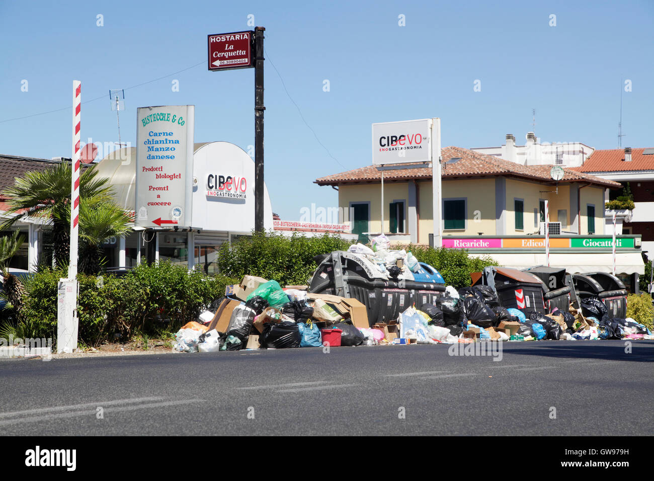 Garbage crisis in the street of Rome, Italy Stock Photo - Alamy