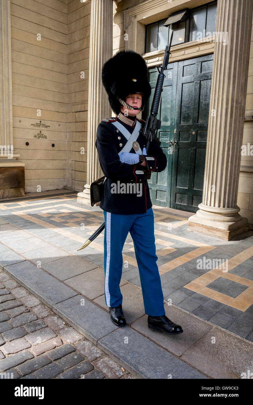 Traditional guard outside amalienborg hi-res stock photography and images - Alamy