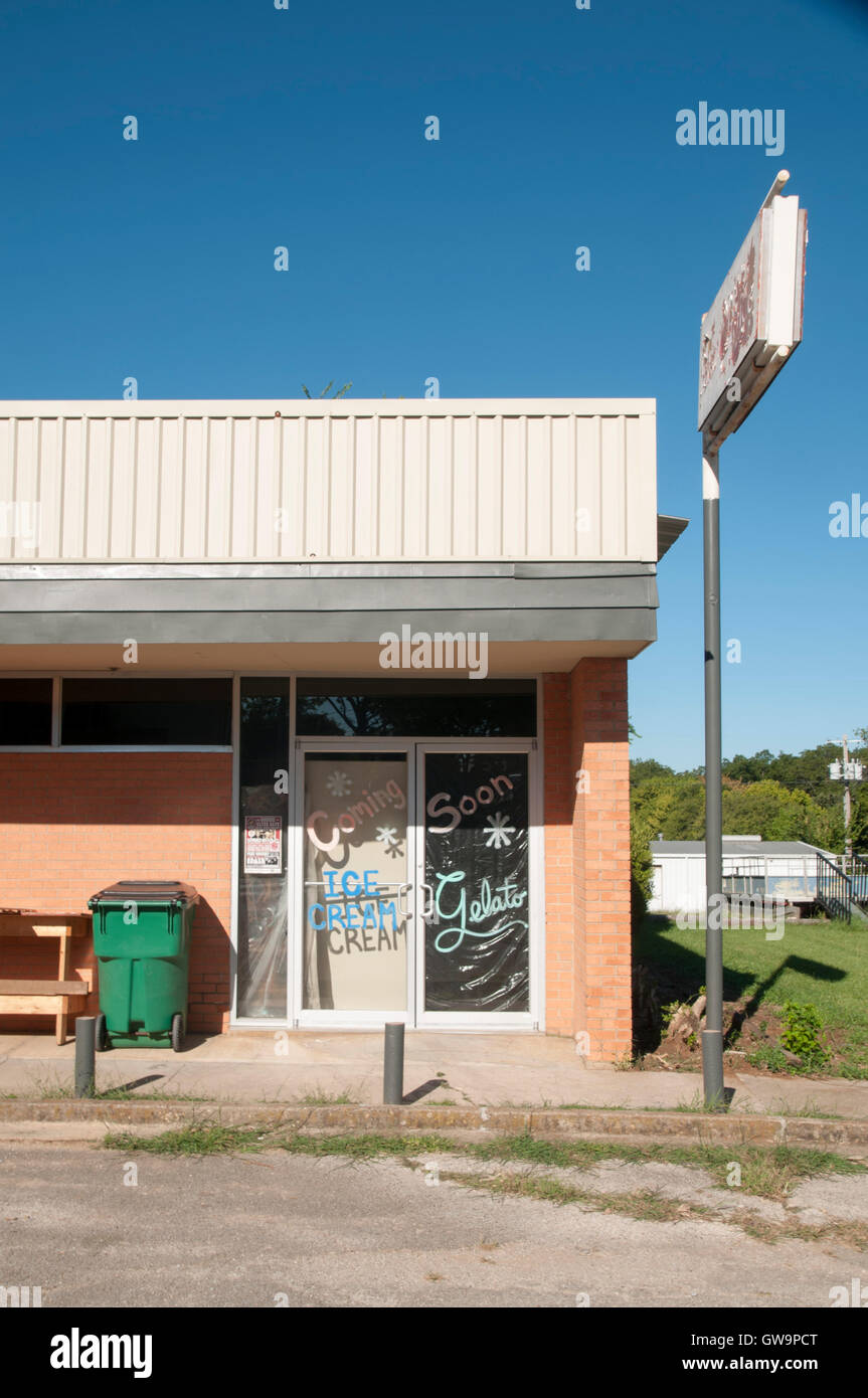 Empty store in a small town in north Texas Stock Photo - Alamy