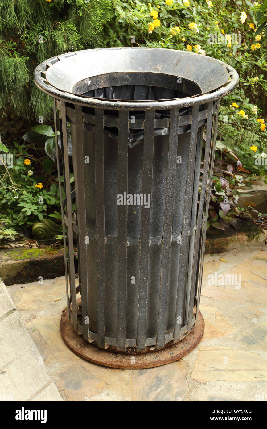 Garbage bin vintage hi-res stock photography and images - Alamy