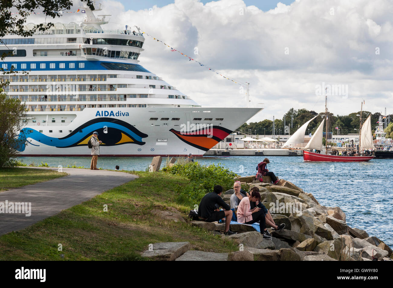 Watching sail boats hi-res stock photography and images - Alamy