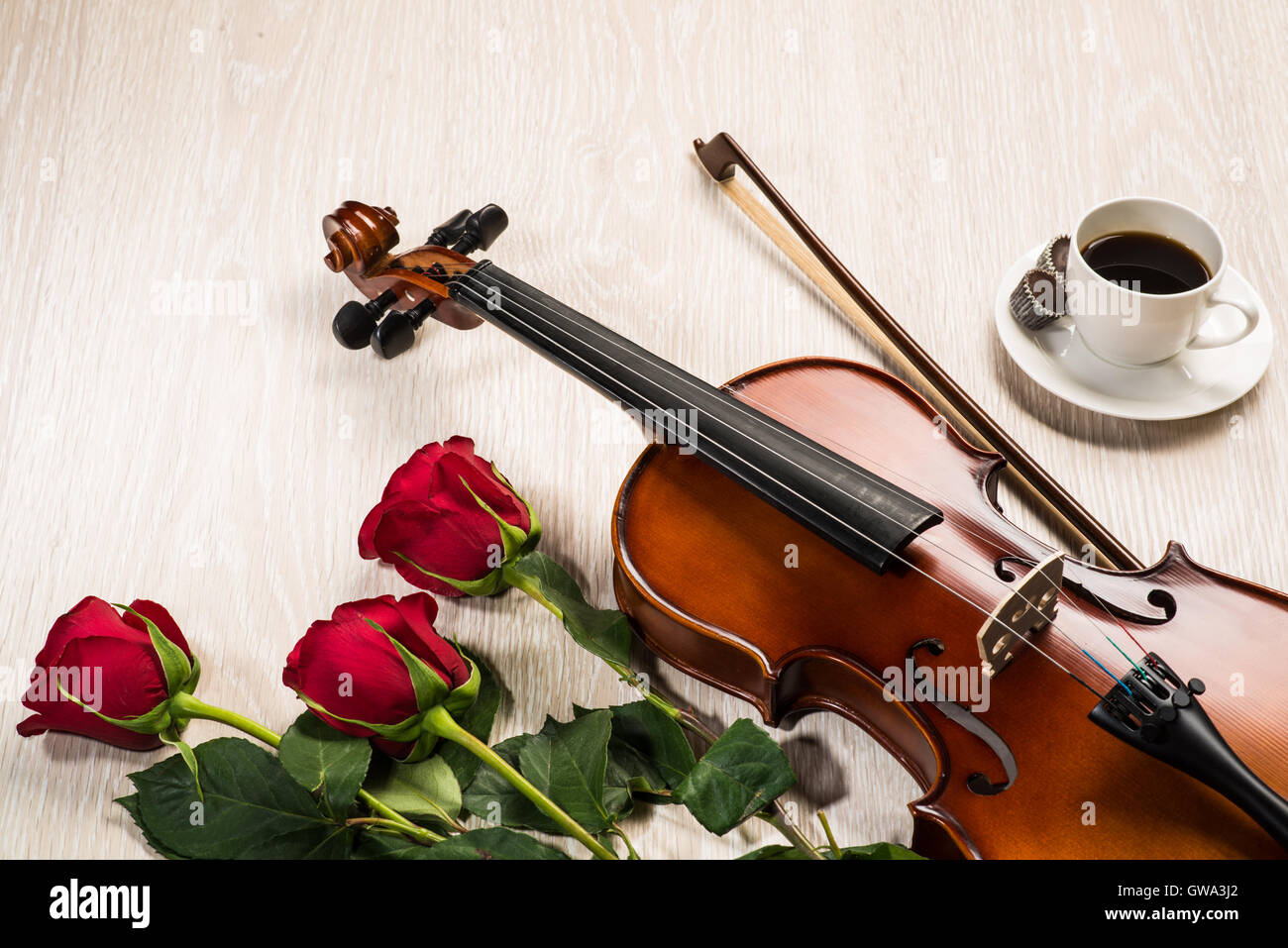 Old violin musical notes rose hi-res stock photography and images - Alamy