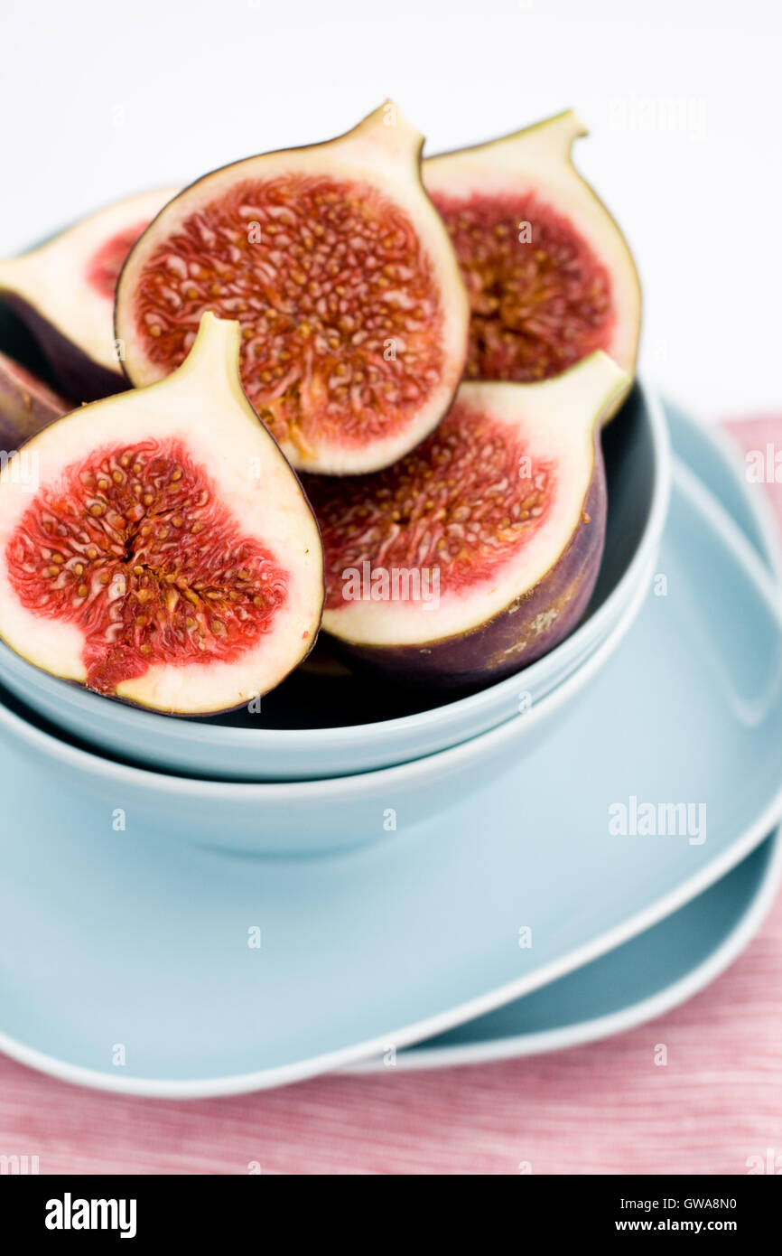 Ripe figs lying on a blue plate on a pink napkin Stock Photo - Alamy