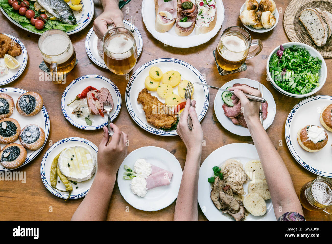 Food spread table hi-res stock photography and images - Alamy