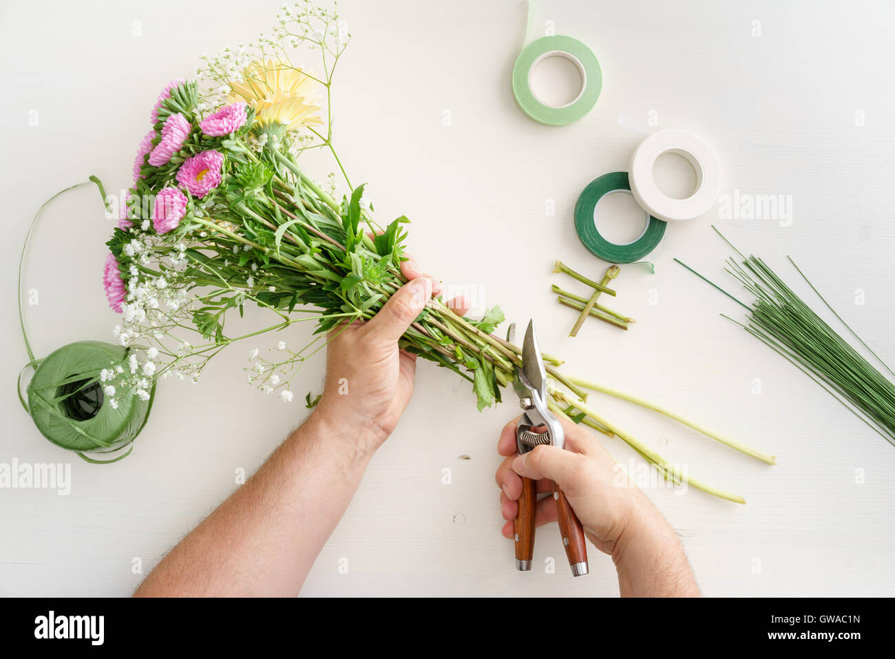 Hands arranging flowers hi-res stock photography and images - Alamy