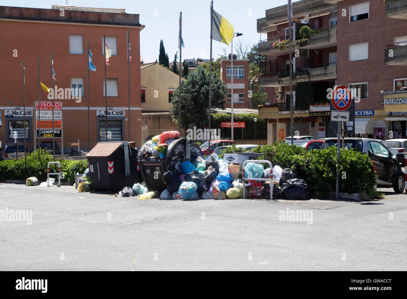 Garbage crisis in the street of Rome, Italy Stock Photo - Alamy