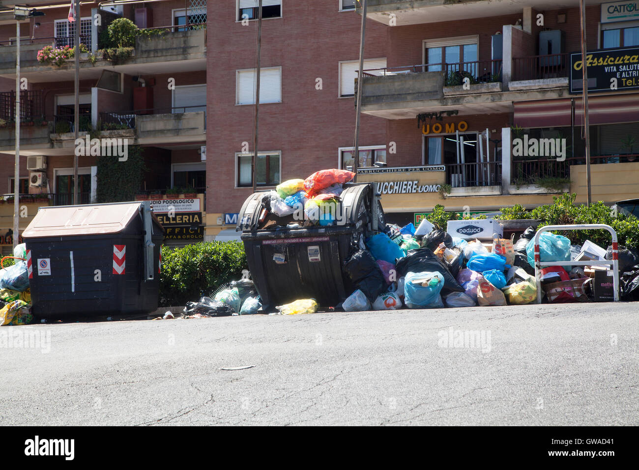 Garbage crisis in the street of Rome, Italy Stock Photo - Alamy