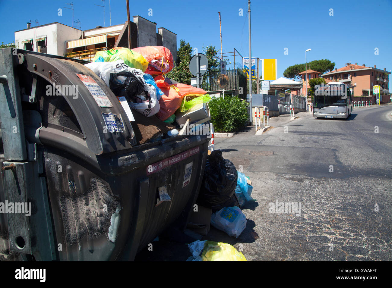 Garbage crisis in the street of Rome, Italy Stock Photo - Alamy