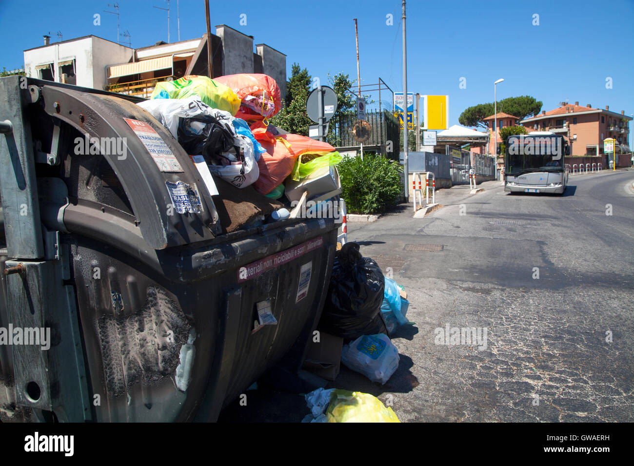 Garbage crisis in the street of Rome, Italy Stock Photo - Alamy