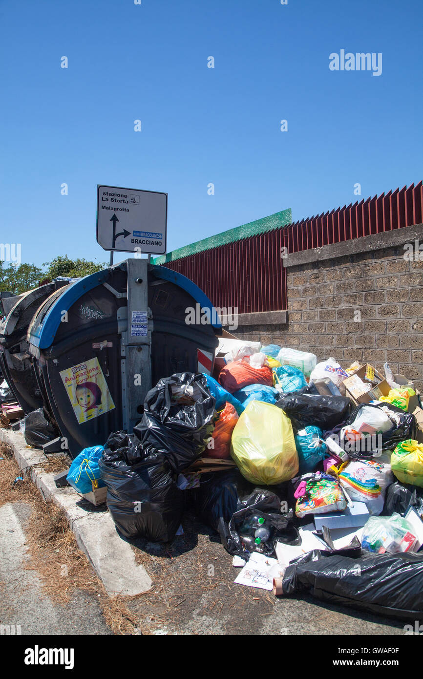 Garbage crisis in the street of Rome, Italy Stock Photo - Alamy