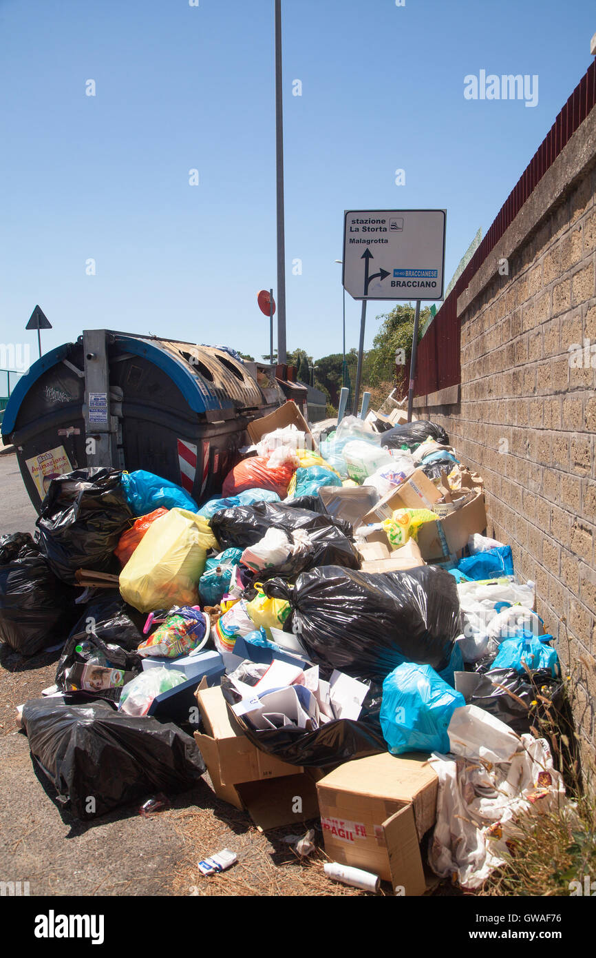 Garbage crisis in the street of Rome, Italy Stock Photo - Alamy