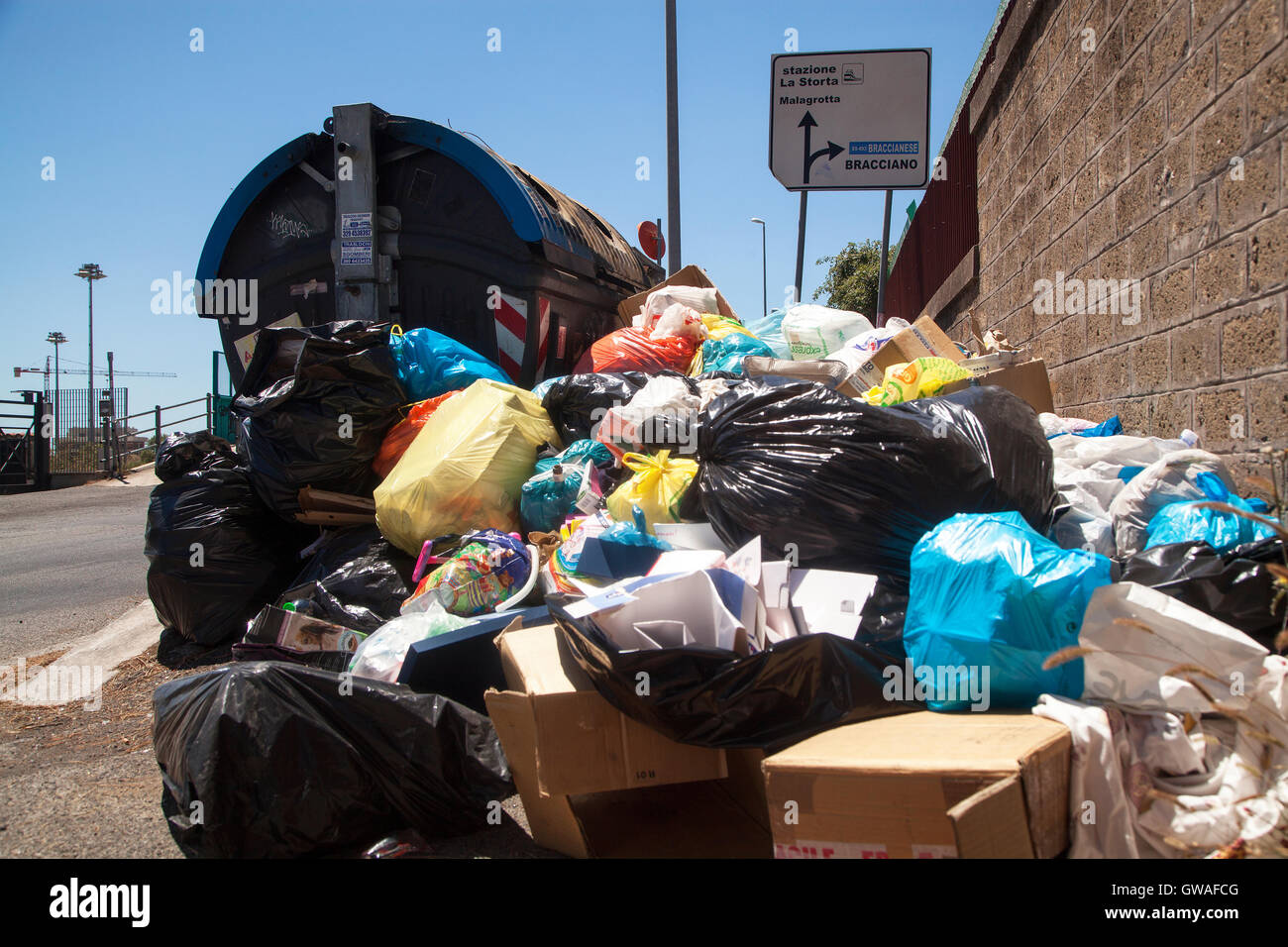 Garbage crisis in the street of Rome, Italy Stock Photo - Alamy