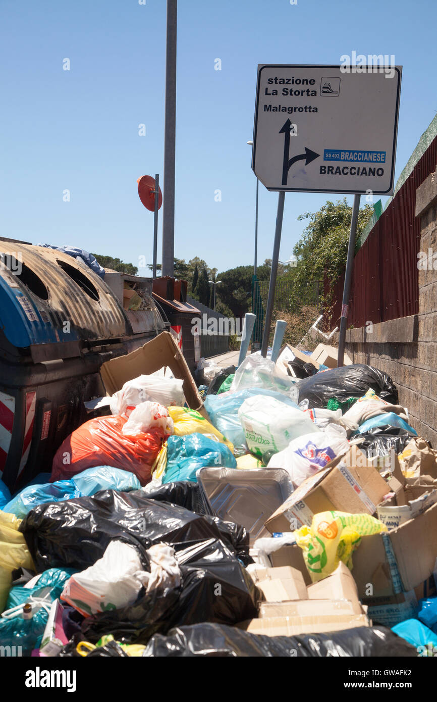 Garbage crisis in the street of Rome, Italy Stock Photo - Alamy