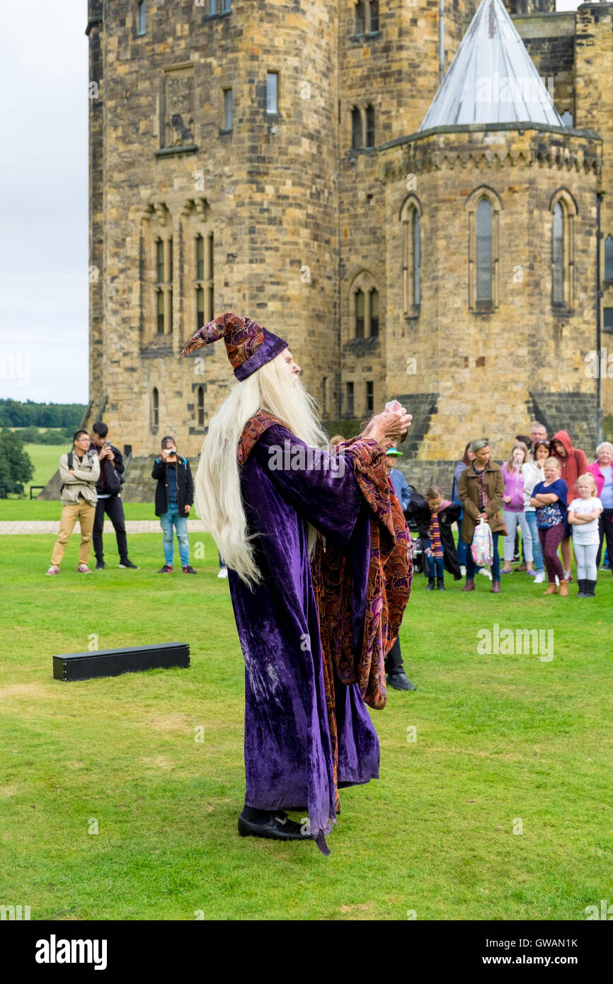 Alnwick castle harry potter hi-res stock photography and images - Alamy