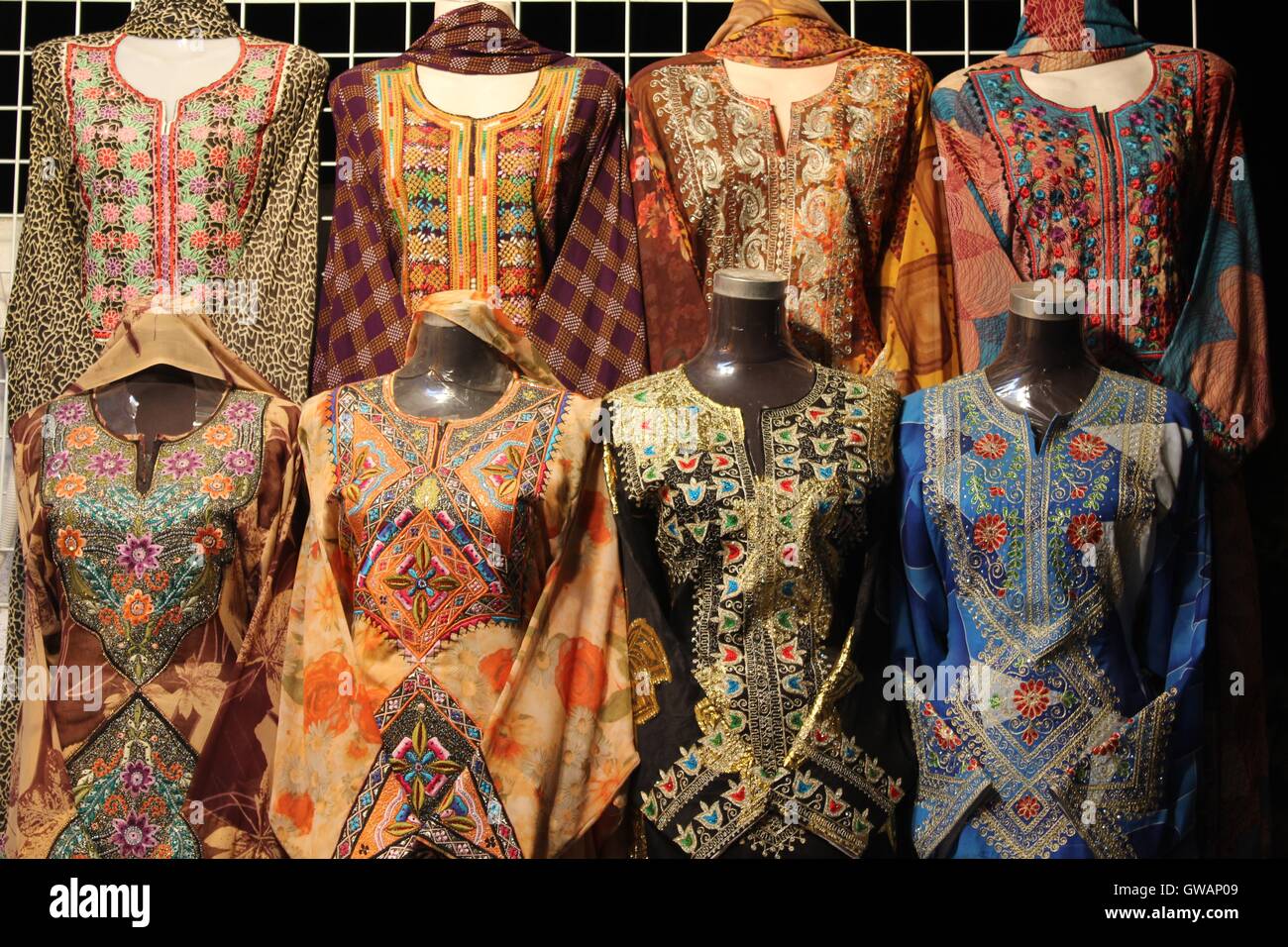 Women traditional dress oman hi-res stock photography and images - Alamy