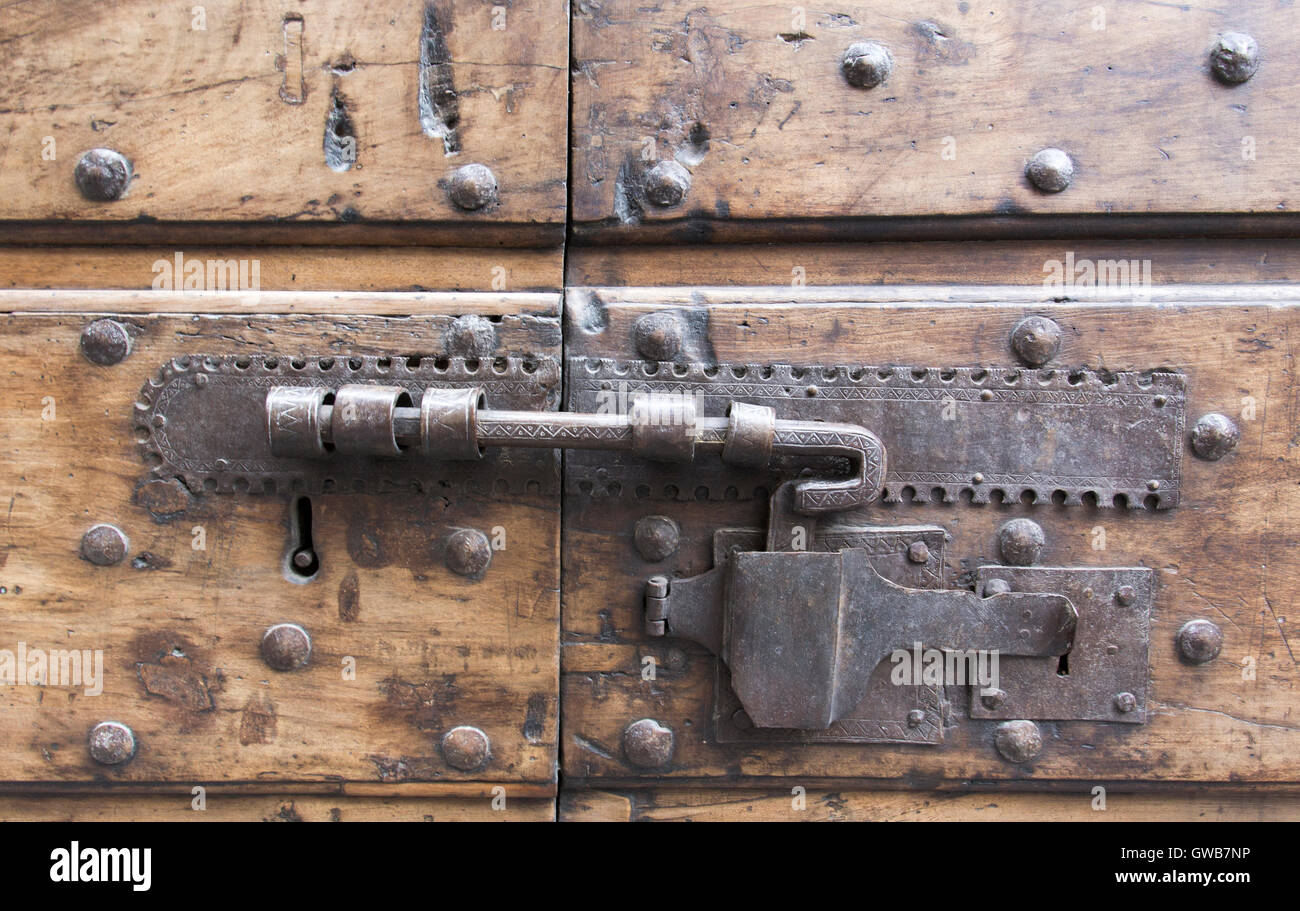 ancient lock in a big wooden door Stock Photo - Alamy