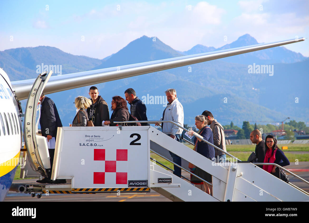 Passenger boarding airplane ladder hi-res stock photography and images ...