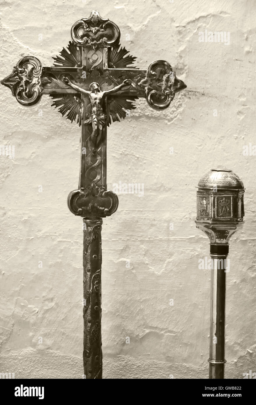 Cross on bible vertical hi-res stock photography and images - Alamy