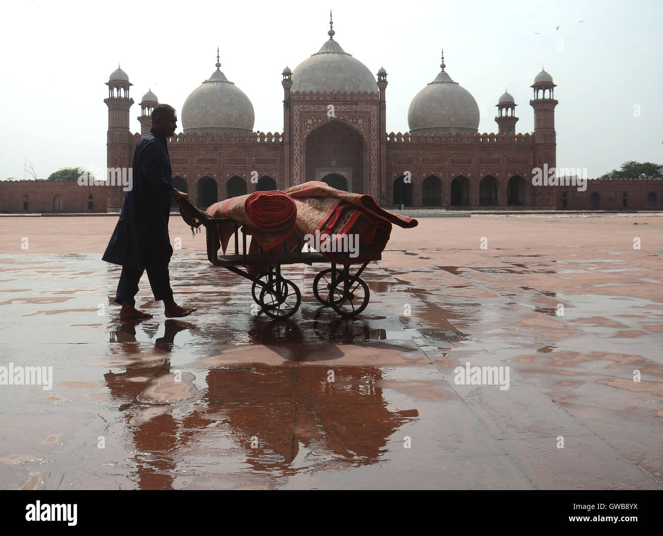 Lahore, Pakistan. 12th Sep, 2016. Pakistani workers busy in their work ...