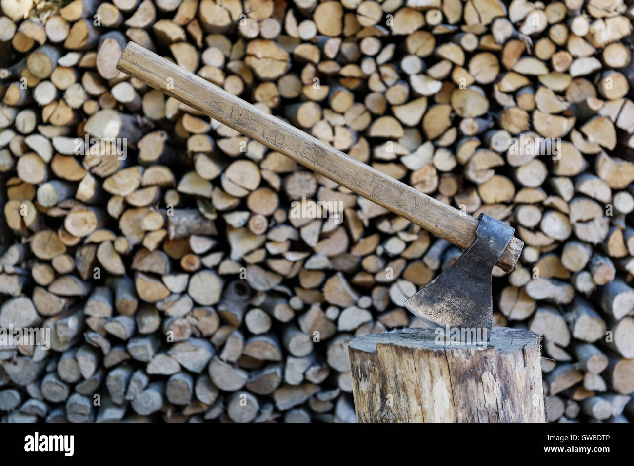 wood and axe close up Stock Photo - Alamy