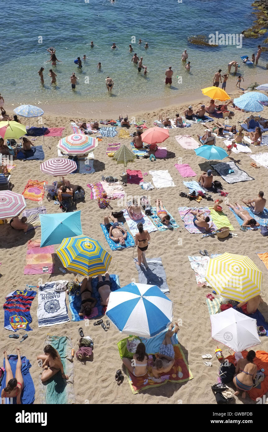 Crowded beach spain hi-res stock photography and images - Alamy