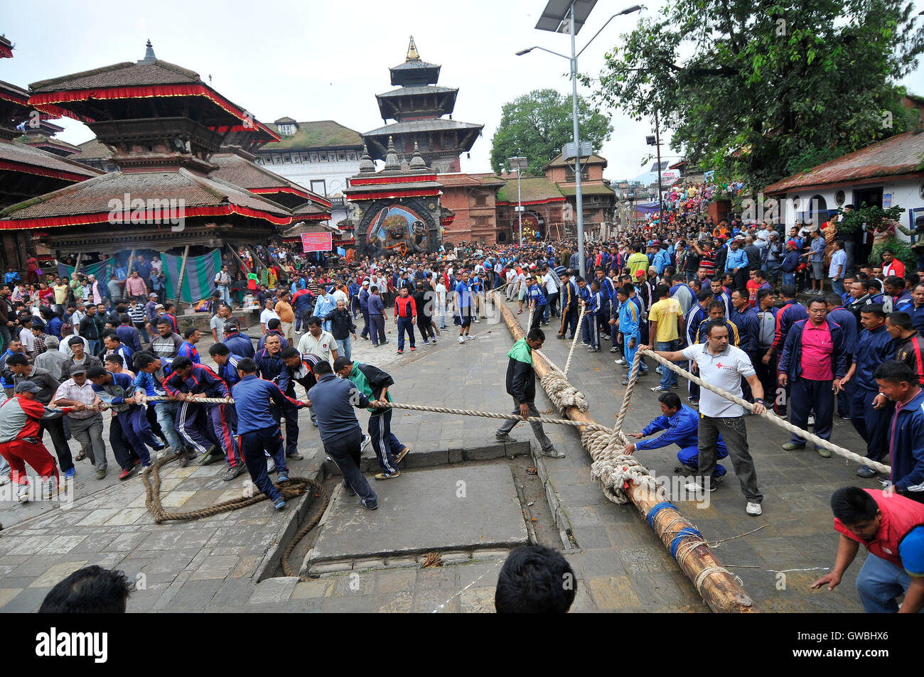 Kathmandu, Nepal. 13th Sep, 2016. Nepalese devotees arrange the long ...