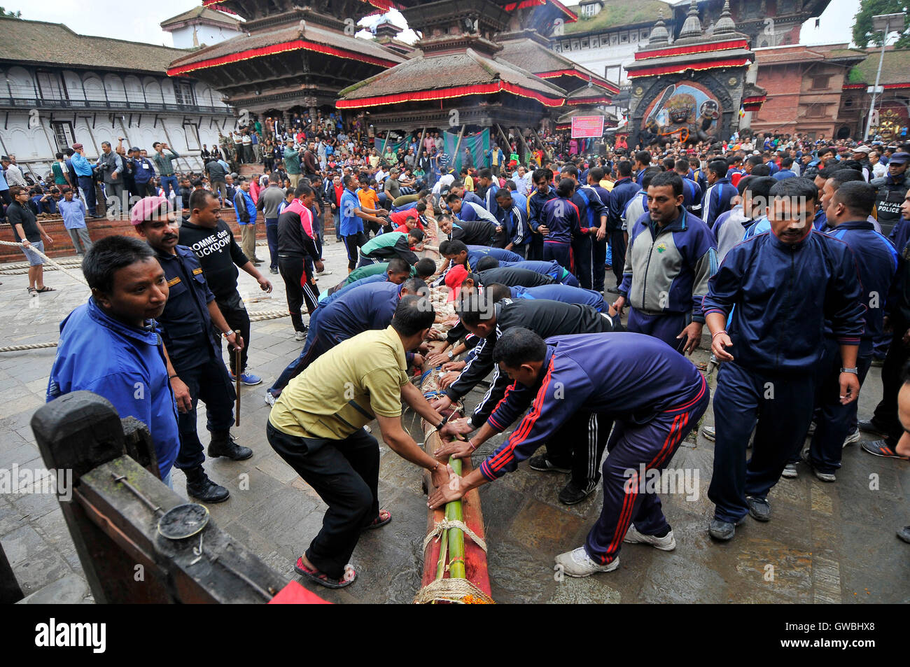 Kathmandu, Nepal. 13th Sep, 2016. Nepalese devotees arrange the long ...