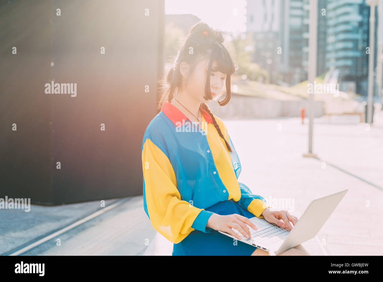Woman outdoor tapping keyboard notebook hi-res stock photography and ...