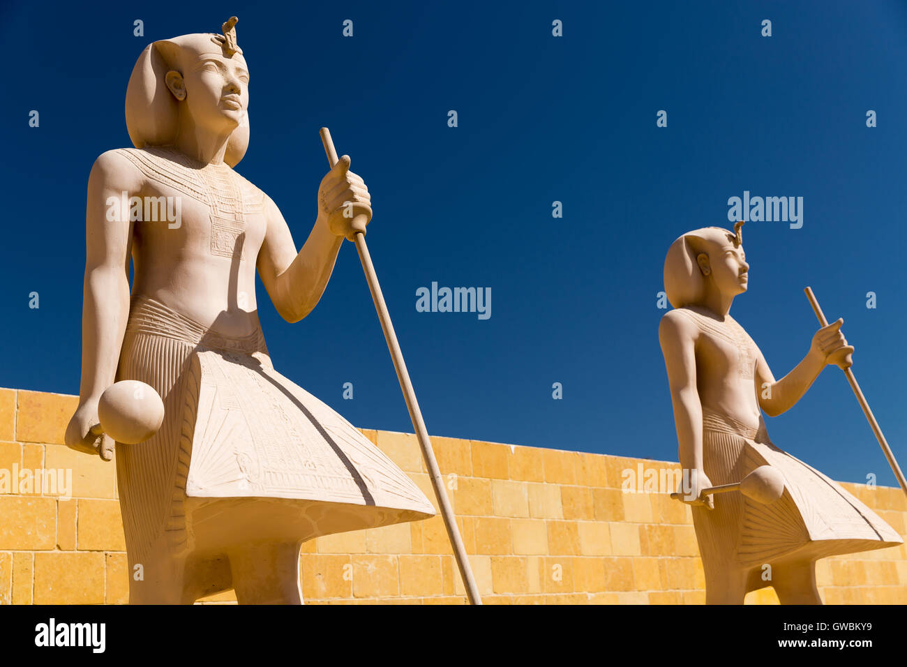 Ancient egyptian statues Stock Photo - Alamy