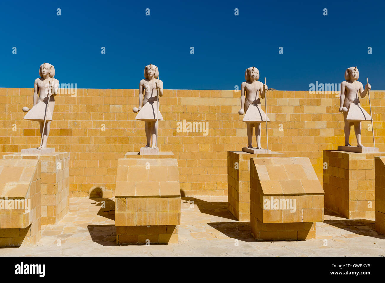Ancient egyptian statues Stock Photo - Alamy