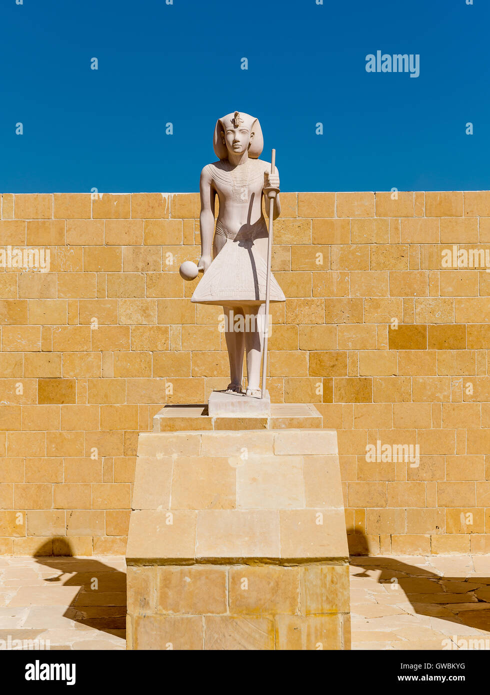 Ancient egyptian statues Stock Photo - Alamy