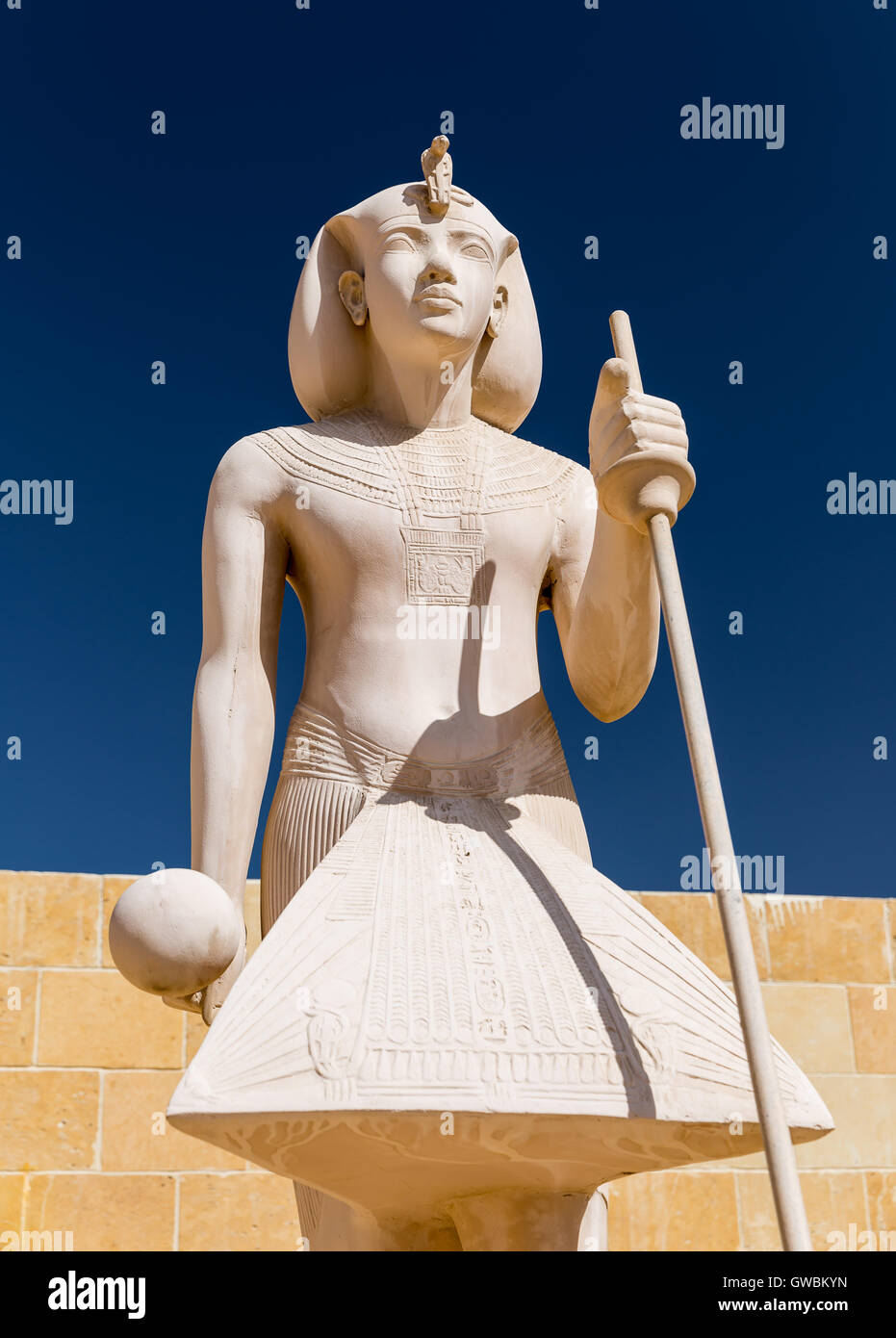Ancient egyptian statues Stock Photo - Alamy