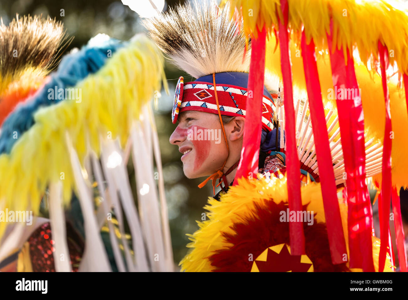 Lakota tribe costumes hi-res stock photography and images - Alamy