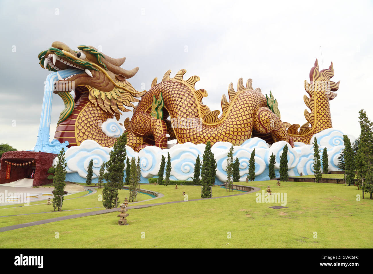 big golden dragon Stock Photo - Alamy