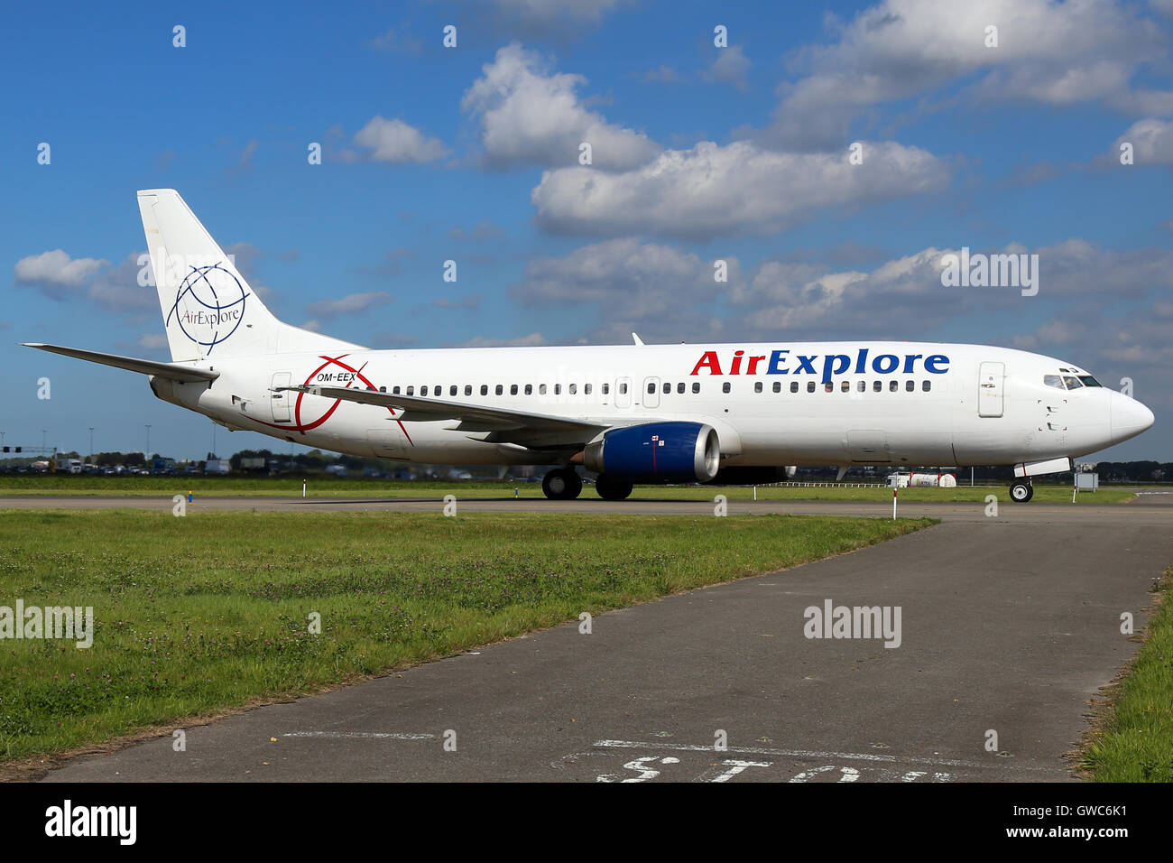 Boeing 737 400 hi-res stock photography and images - Alamy
