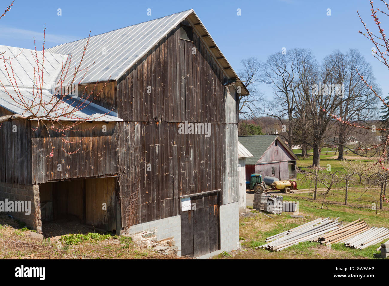 Old country barn on farmland Stock Photo - Alamy