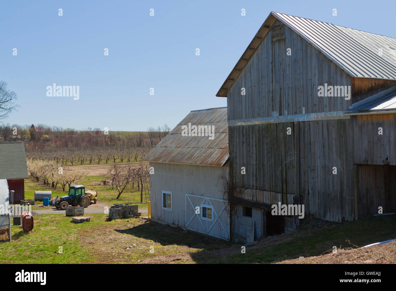Old country barn on farmland Stock Photo - Alamy