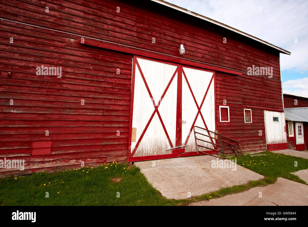 Old red barn in the countryside Stock Photo - Alamy