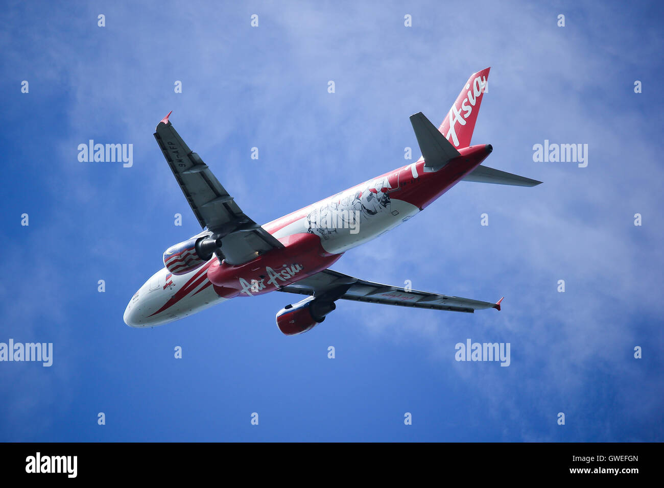 Airasia airbus 320 landing hi-res stock photography and images - Alamy