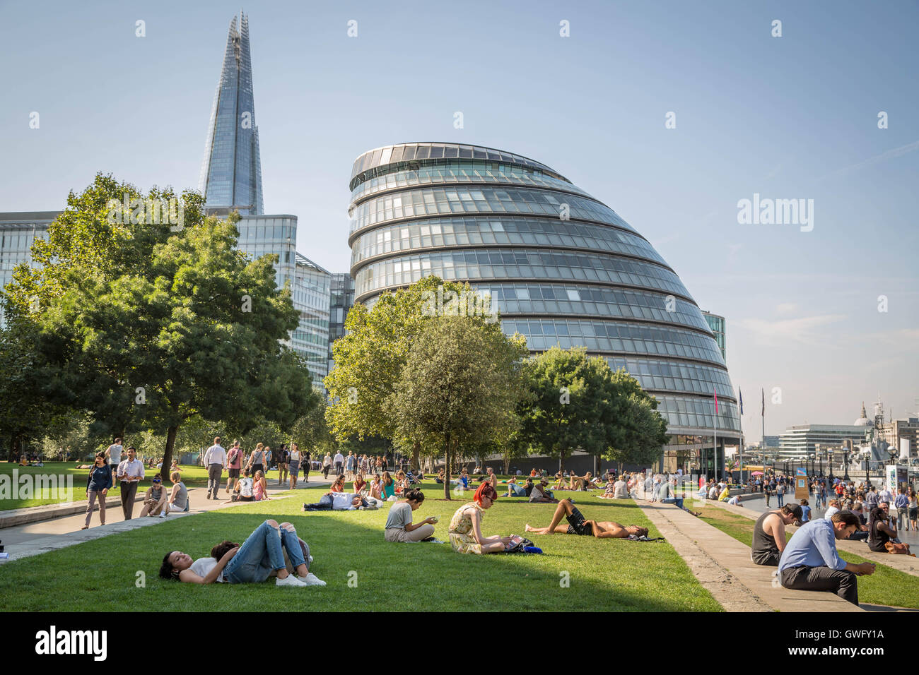 London, UK. 13th September, 2016. UK Weather: Londoners enjoy the city ...